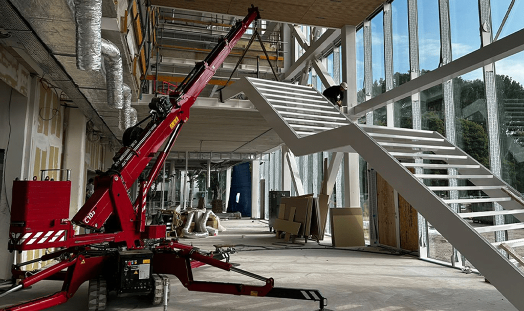 Expert Spider crane operators for precision lifting - NarrowLifting